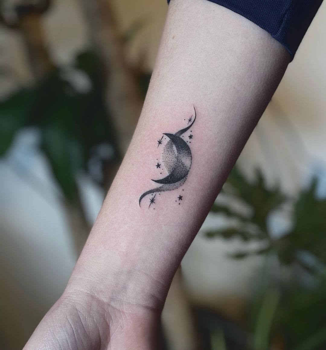 35 Impressive Moon Tattoo Creative Designs – IdeasDonuts