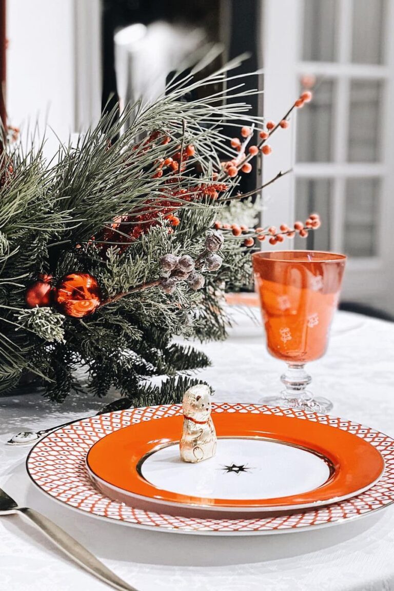 25 Beautiful & Simple Christmas Table Setting Ideas