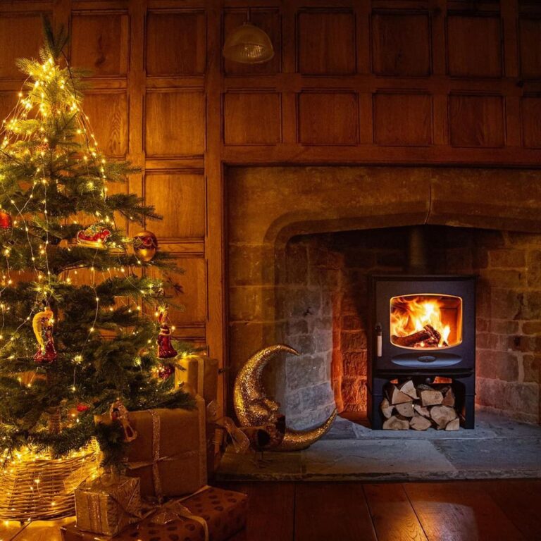 22 Perfect Decorating Ideas For The Christmas Fireplace