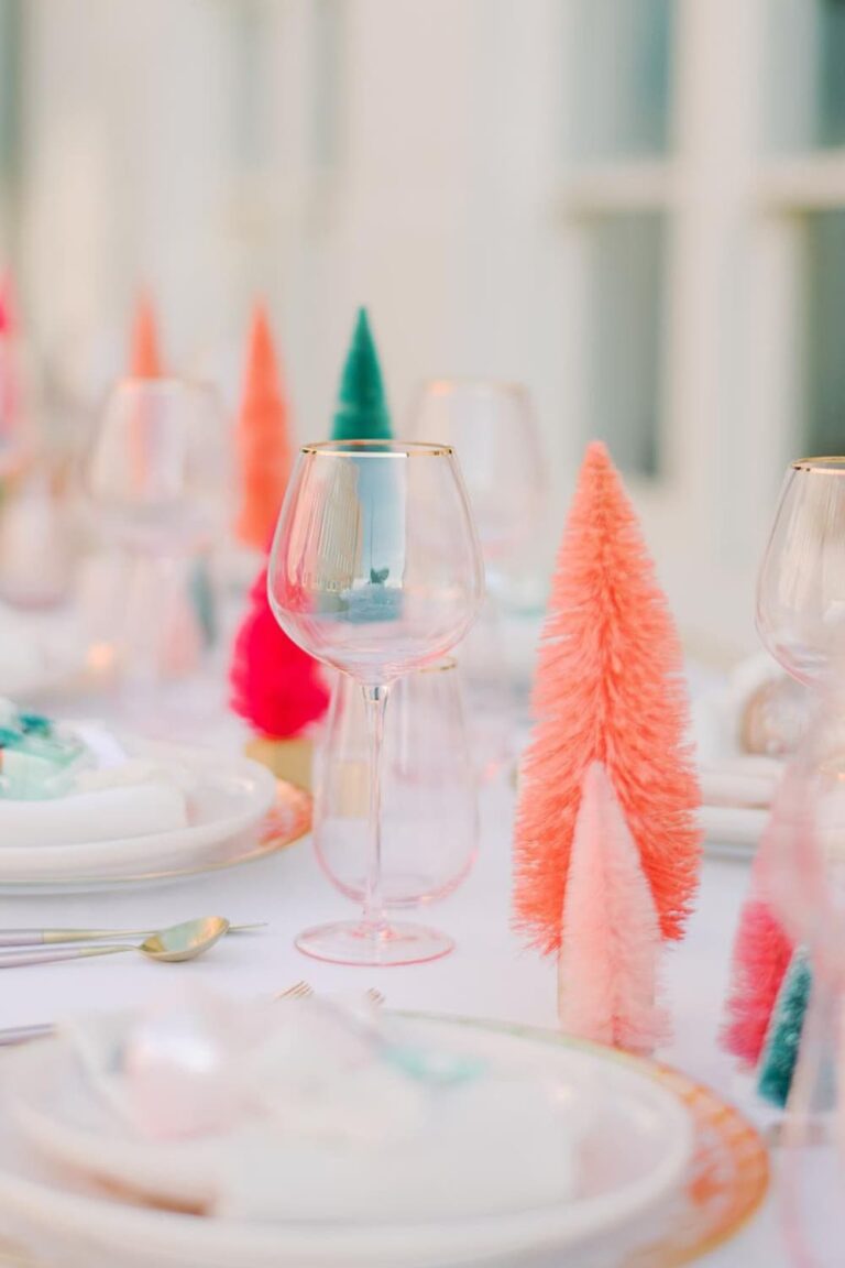 25 Beautiful & Simple Christmas Table Setting Ideas