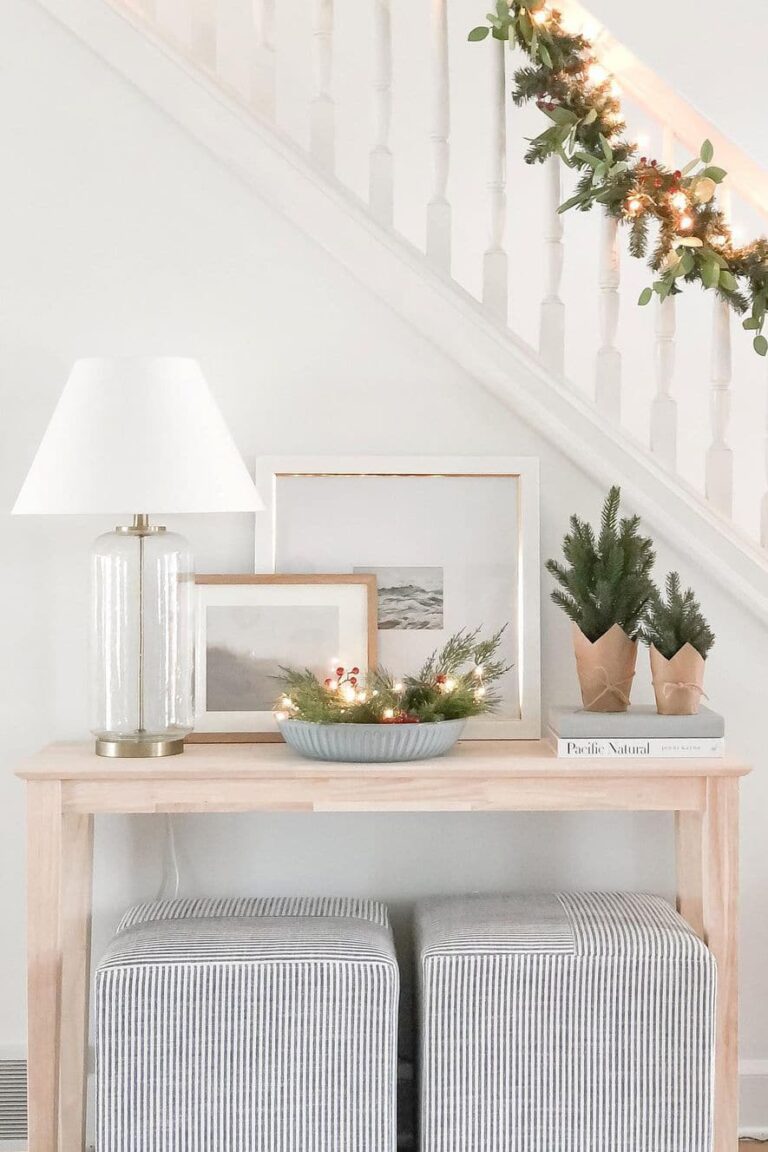 19 Brilliant Christmas Entryway Decorating Ideas