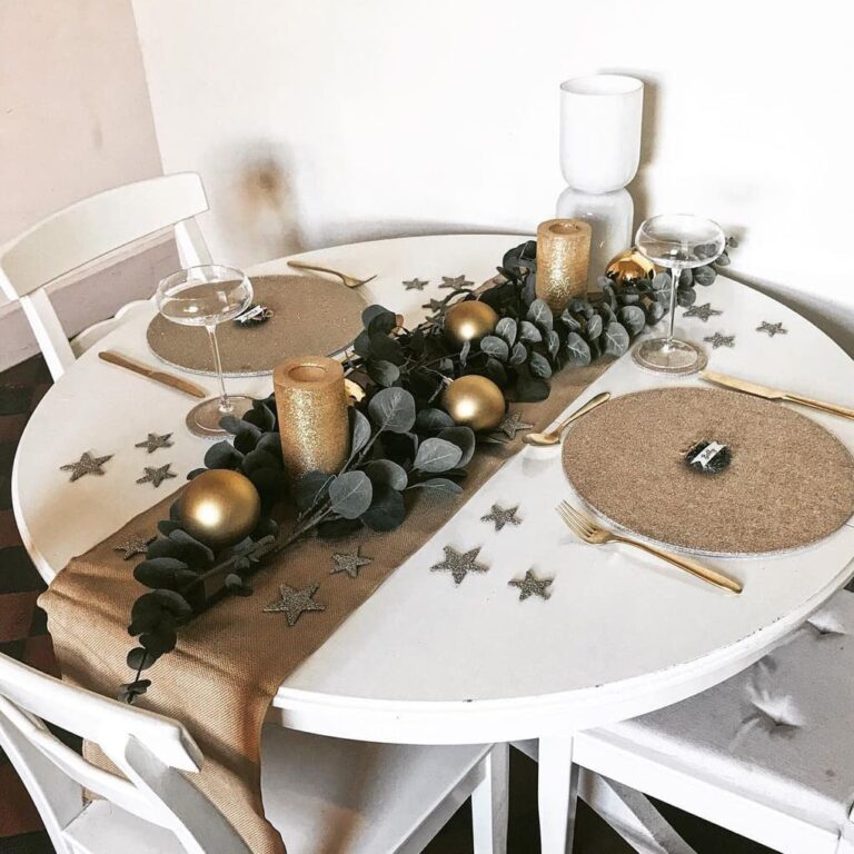 25 Beautiful & Simple Christmas Table Setting Ideas
