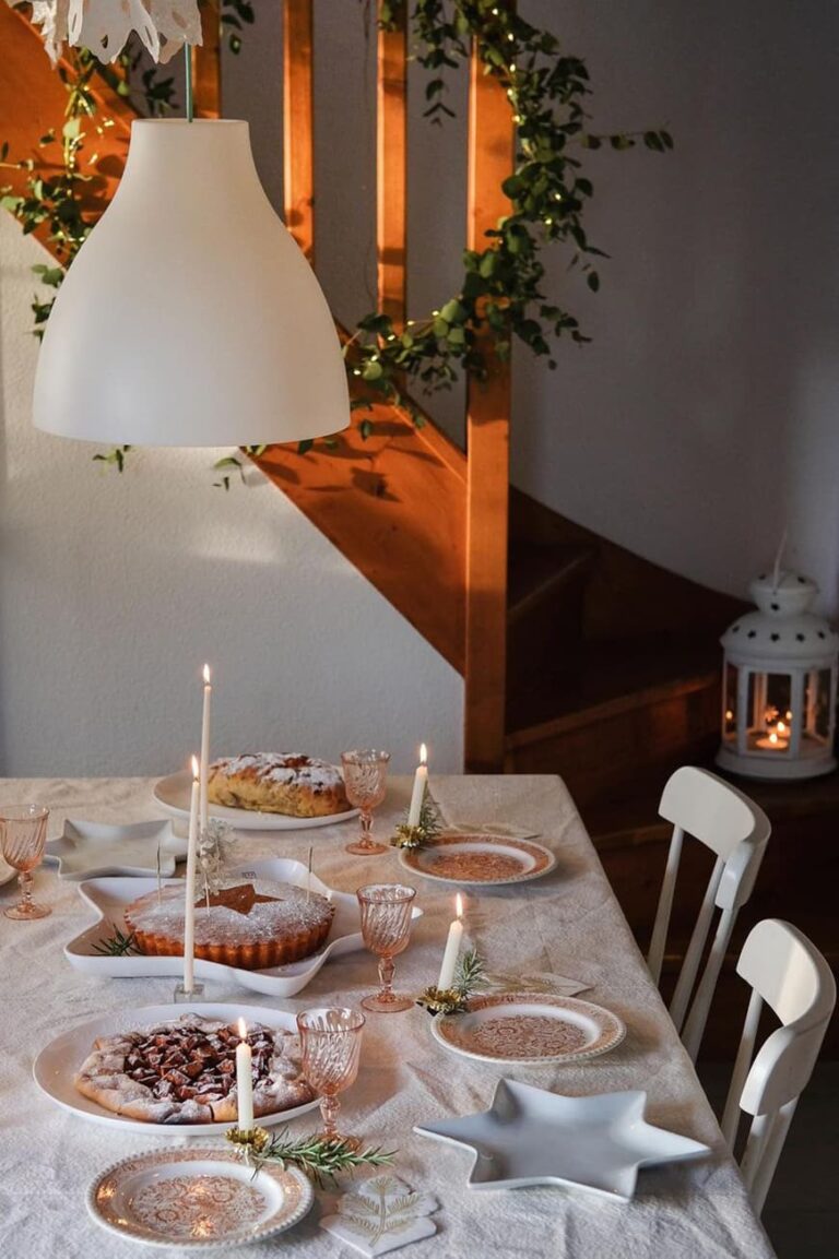 25 Beautiful & Simple Christmas Table Setting Ideas