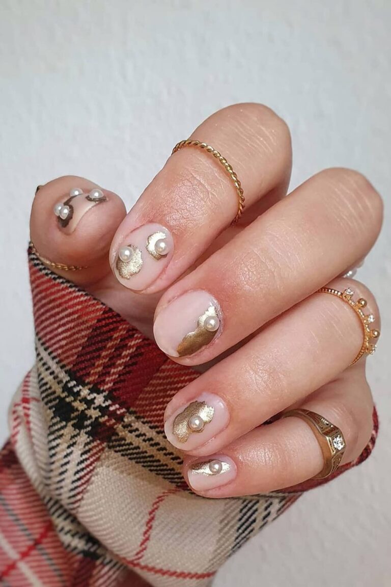 20 Glamorous Pearl Nails Art Designs